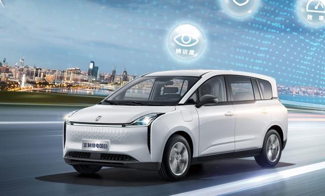 A heavy snow ruthlessly tore off the red cloth of the Hongqi pure ...