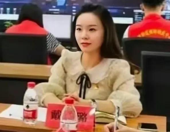 It's the Chinese New Year, and Xiao Dai accompanied the escort back to her husband's house in ...