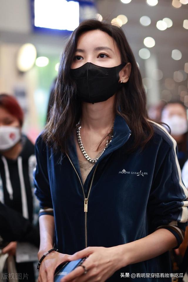 Sister Yu Wenwen wearing a velvet casual jacket appeared in Beijing ...