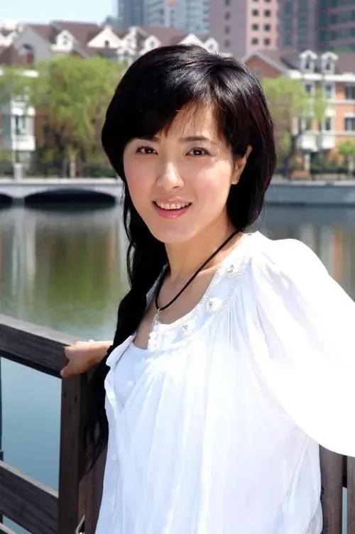 She is the school belle of China National Theater Academy, more ...