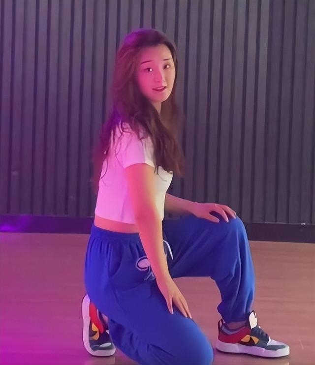 Chen Yanan wants to start over?Deleted the works of 400W fan account ...