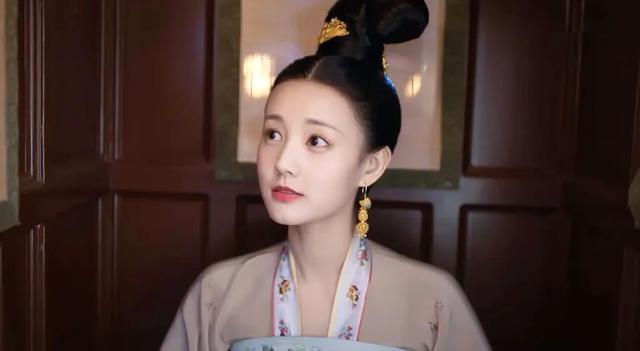 Unrecognizable? Li Yitong is smiling with his eyes, and Bai Lu is ...