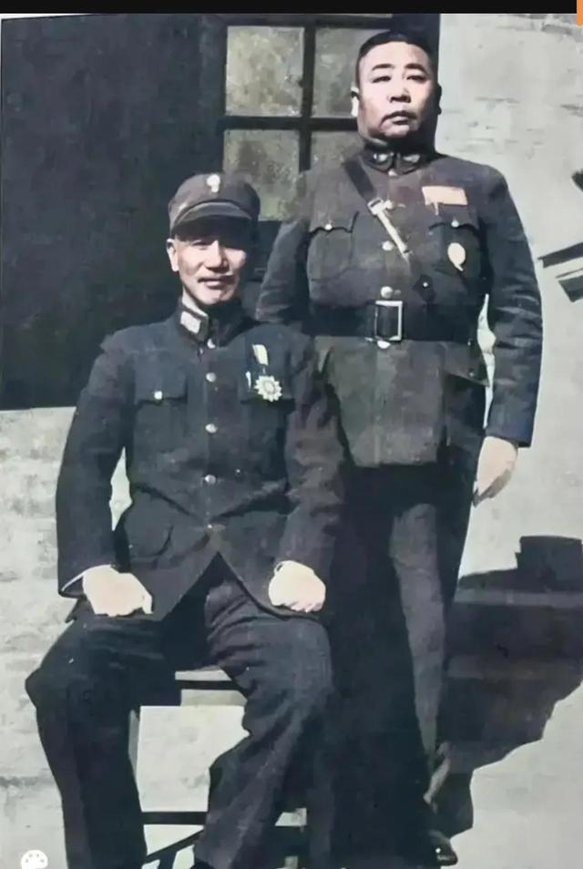 Rare moment: Chiang Kai-shek and his "favorite general" Liu Jiashu were photographed together in ...