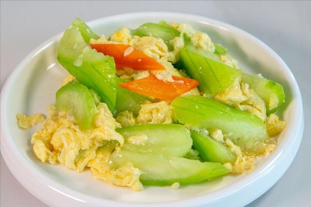 Fried loofah is always watery?The chef teaches you a trick, the loofah ...