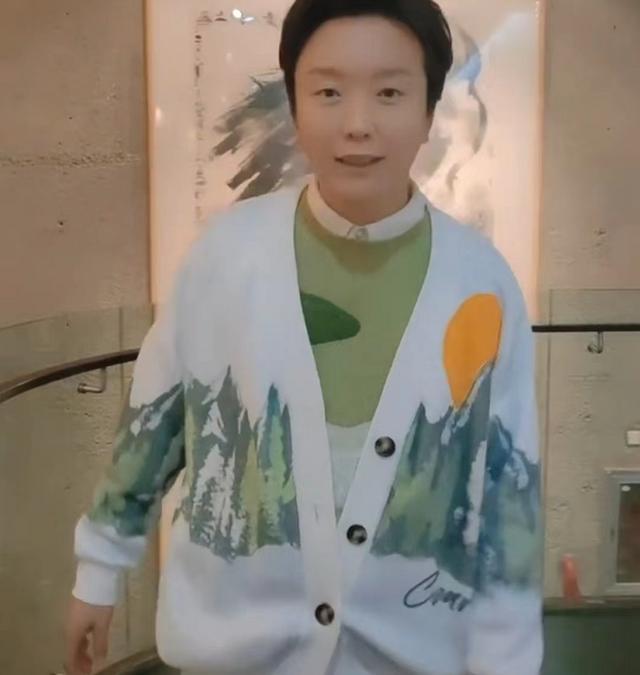 Li Yugang wore a 100-yuan domestic coat to appear on the scene, limping ...