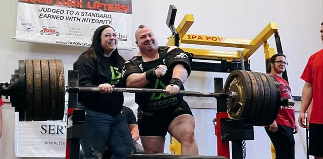 Incredible!Jimmy Kolb bench presses 612.5 kg, setting a new world ...