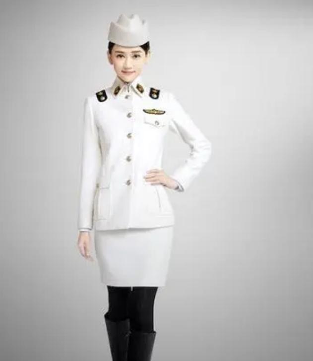 Chen Qiaoen challenged different styles of flight attendant uniforms ...