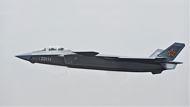 Hanging the fifth generation machine?The two-seat J-20 has completed ...