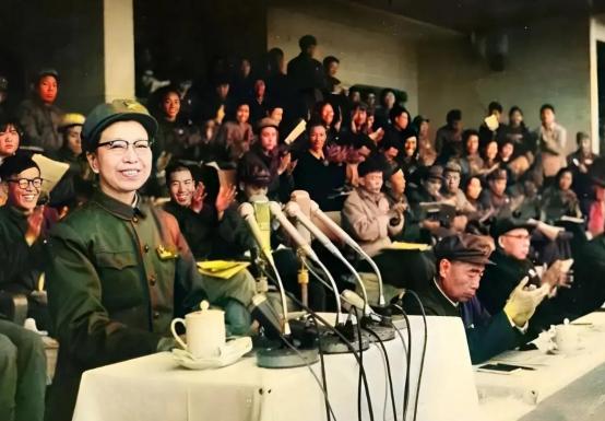 In 1967, Jiang Qing was speaking, and Premier Zhou applauded helplessly ...