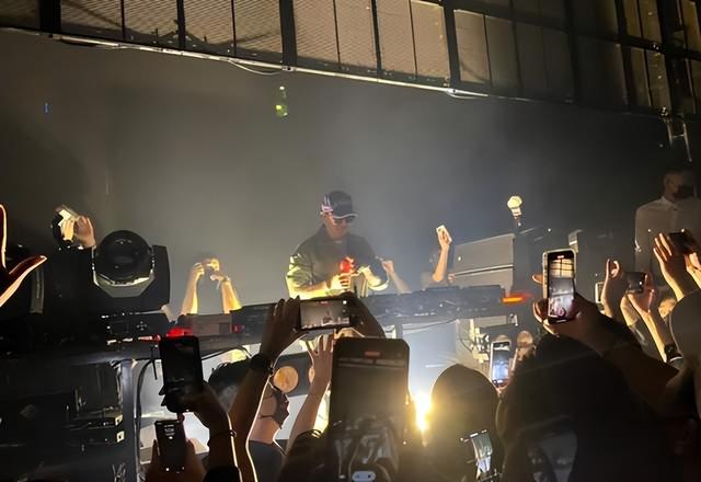 Gu Junye's first show after marriage, Xiao S joined her husband Xu ...