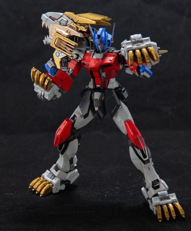 EG Strike Gundam Model Transformation Transformers White Lion Optimus ...