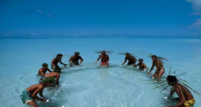 A primitive tribe in the Pacific Ocean: Women use shells as clothes ...