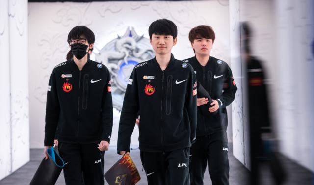 LOL world champion FPX disbands, Lwx sings in the middle of the night ...