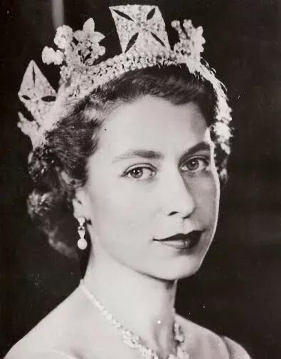 From a beautiful princess to a peerless queen • A real fairy tale in ...