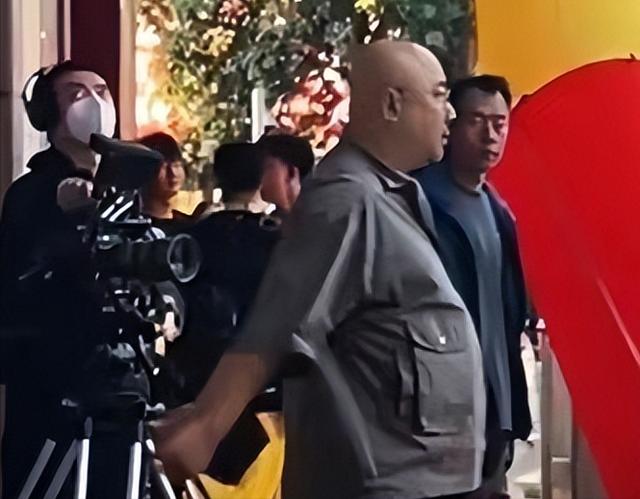 50-year-old Xu Zheng appeared on the set, with a fat head and big ears ...