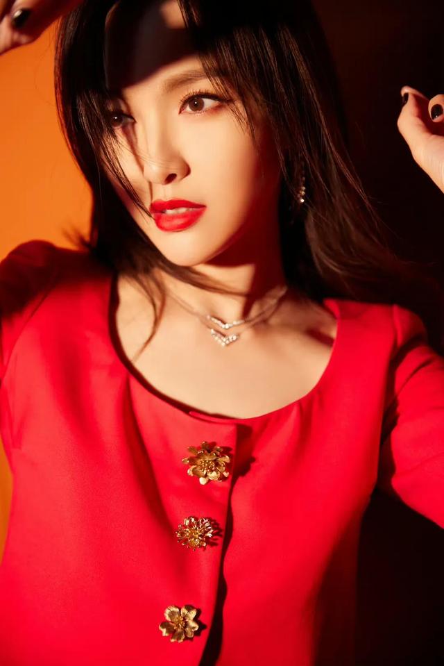 Tang Yan's red dress looks amazing - iNEWS