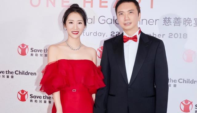 Li Nian is 14 years older than her wealthy husband in the same frame ...