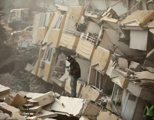 More than 10,000 buildings collapsed, and more than 200,000 people were ...