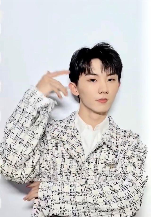 Ma Jiaqi's figure is very well managed, and his arms are slender but ...