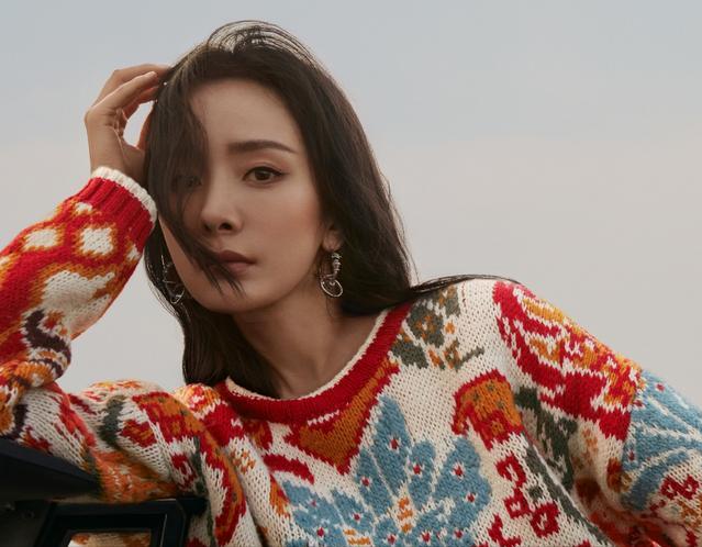 Yang Mi's autumn and winter modern blockbusters, retro sports cars ...