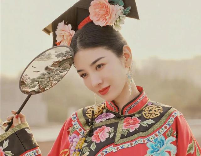 Luo Shan shakes lightly in late autumn, Huang Yi's style of Qing Palace ...