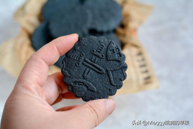 This Halloween Bamboo Charcoal Nougat Biscuits are eye-catching, not ...