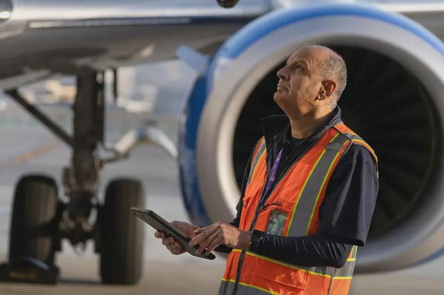 United Airlines uses iPads to digitize aircraft maintenance, saving ...
