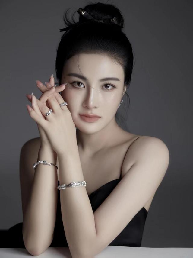 Singer Liu Xuanxuan's all-black hard photo exposure is full of aura to ...