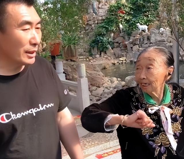 85-year-old Ma Yuqin was picked up by her husband and promised to let ...