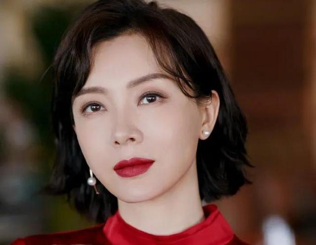 Chen Shuyi showed her elegant temperament in a red dress: - iNEWS