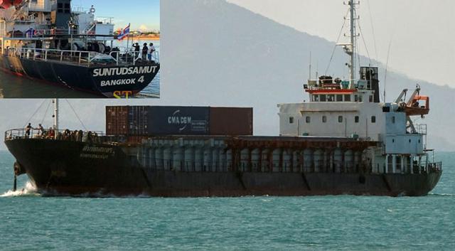 A container ship sinks with more than 40 boxes - iNEWS