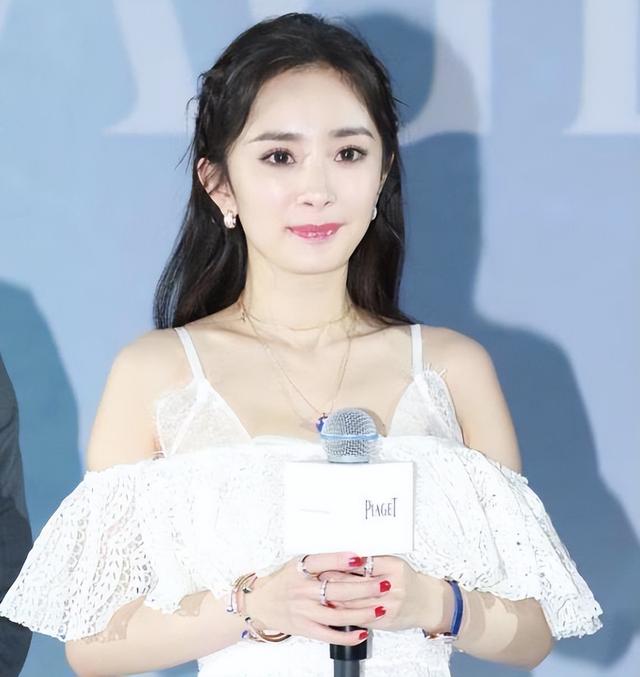 9 years ago, she was Yang Mi's assistant, and now she is on an equal ...