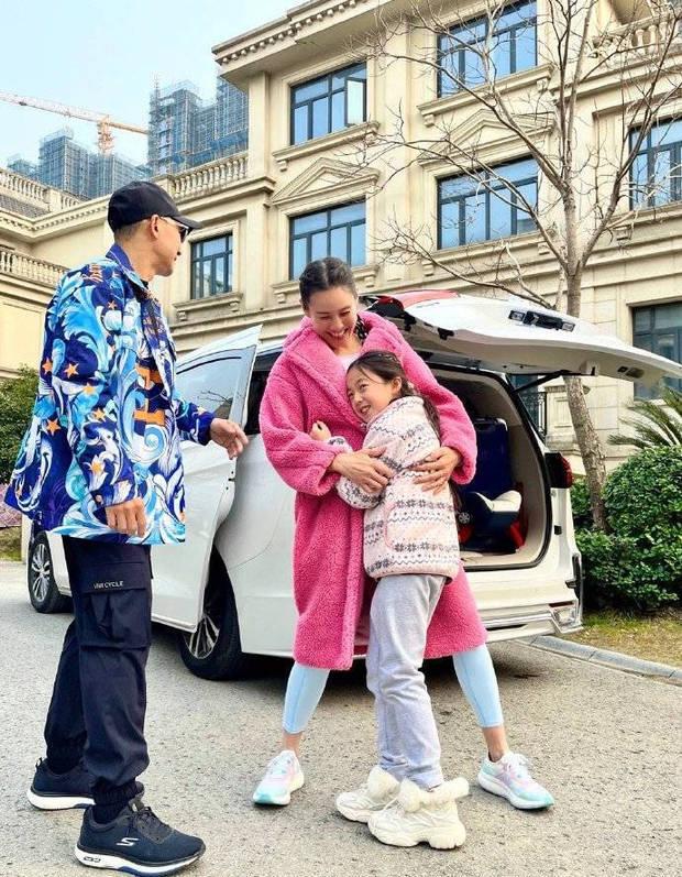 Liu Genghong departs for Australia to watch Jay Chou's concert, hugs ...