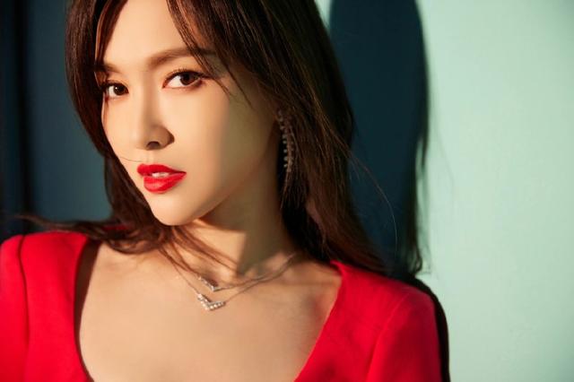 Tang Yan wears a red dress to show her graceful figure!Bright and ...