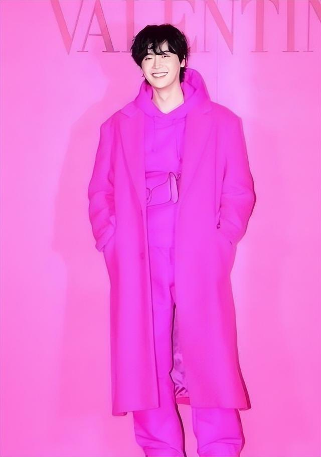 Li Zhongshuo wore a rose red coat to attend the event, his face was ...