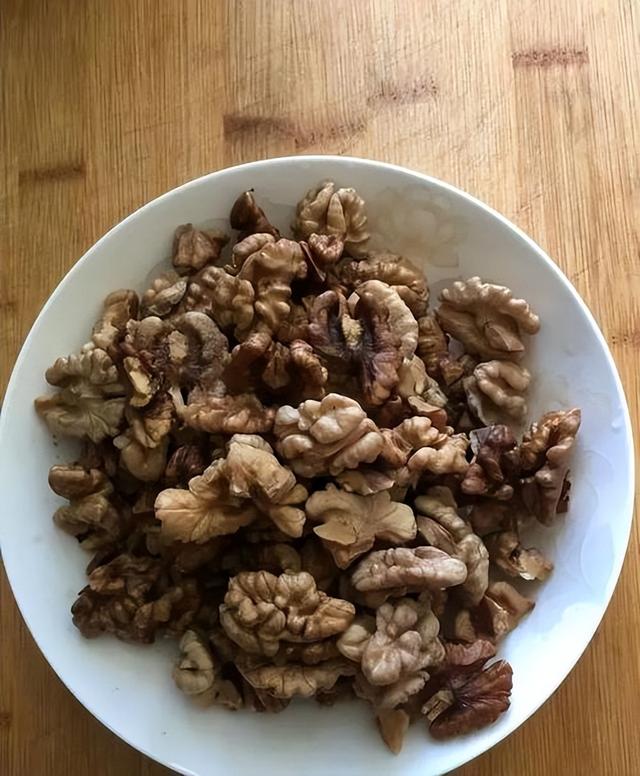 Stir fry the walnut skin in a pan, teach you the traditional method of ...