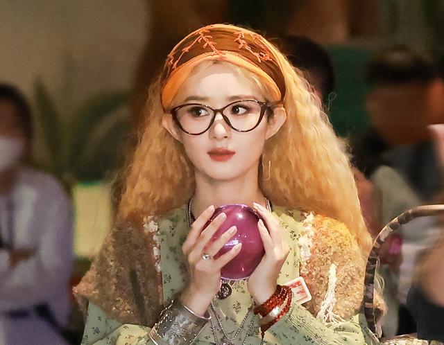 Zhao Liying holding a crystal ball COS Harry Potter Hogwarts School ...