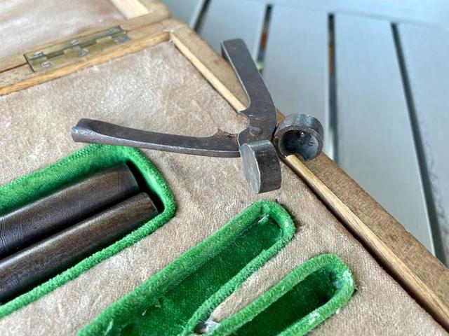 Exquisite British antique pistol, double barrel design, firing ...