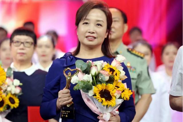 "The most beautiful doctor" Guan Yichun: "Mother of 26,000 babies" - iNEWS
