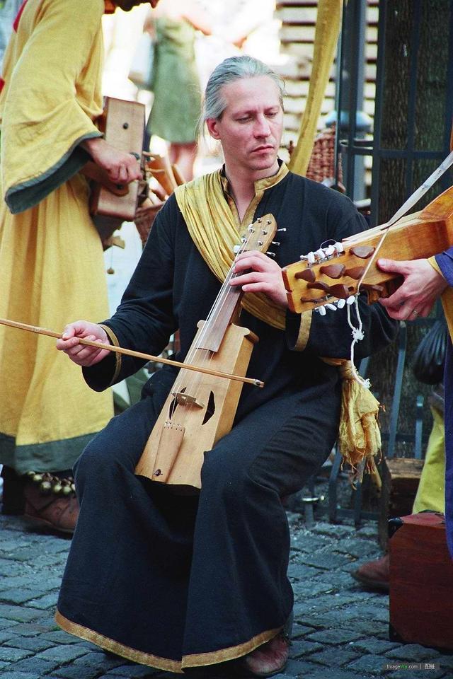 Explore the origins and characteristics of folk music and how they ...