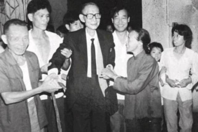 After Gong Chu returned to his hometown in 1990, why did he write to ...