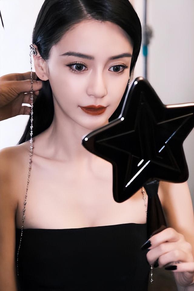 Both black and white are beautiful! Angelababy's latest photo is ...