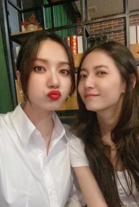 The group photo of Wang Junxin and Chen Yuqi was exposed, one with heavy makeup and the other ...