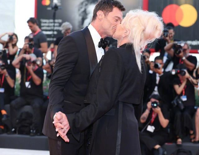 Uncle Wolf Jackman walks the red carpet with his wife, the two look at ...