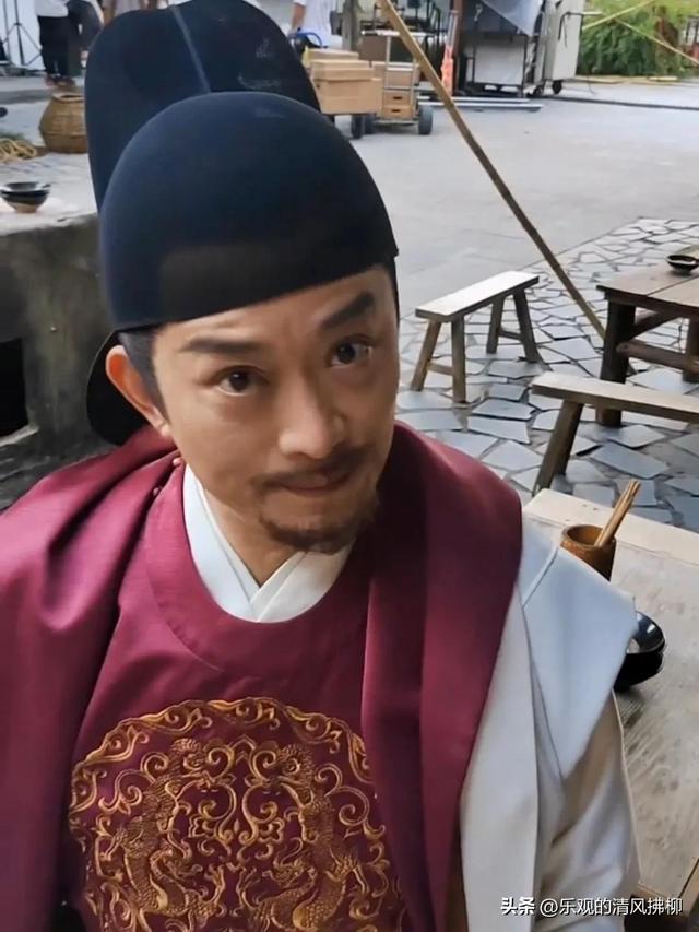 49-year-old Huang Haibing was showing off her baby on the set. Her ...