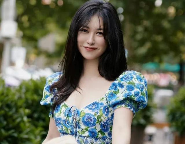 The goddess Zhu Zhu is dynamic and charming in a broken leaf dress ...