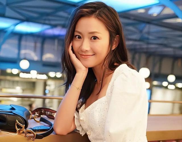 A well-known Hong Kong actress shares a family portrait!Married into a ...