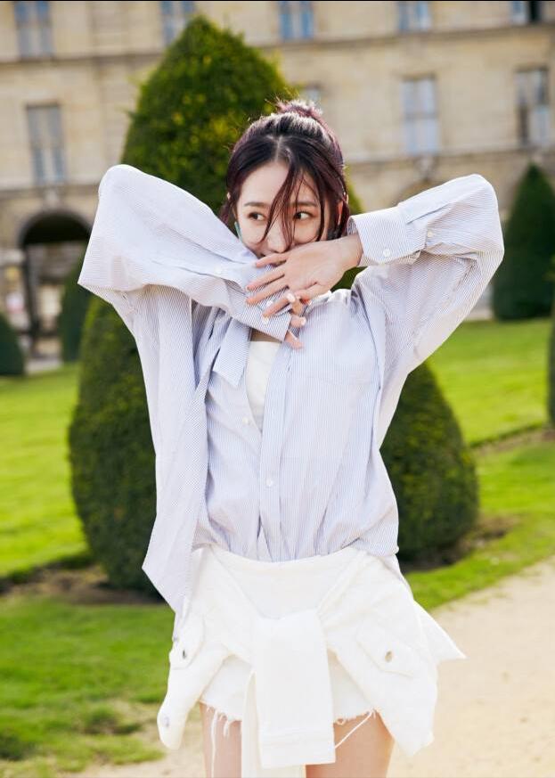 As a mentor to 51-year-old Zhou Chuanxiong, 22-year-old female singer ...