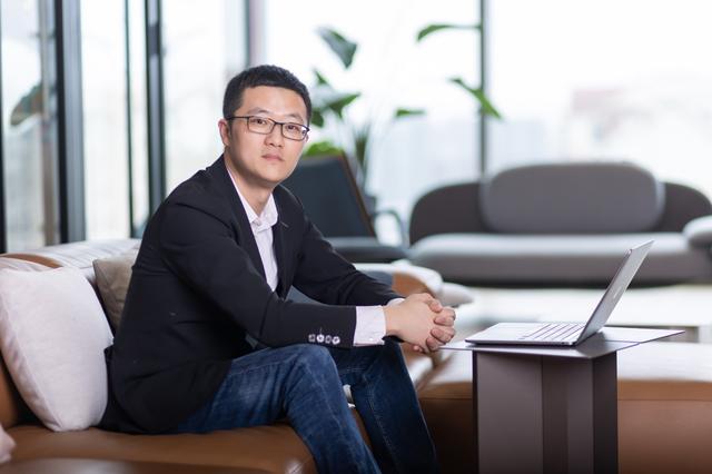 What did Li Songfeng do to Yonghui Supermarket in the year as CEO - iNEWS