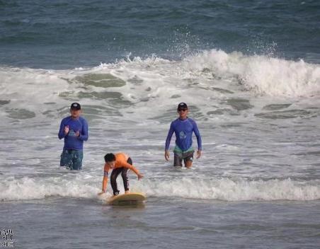 Go to the mountains and seas, be next to the mountains, and walk with ...